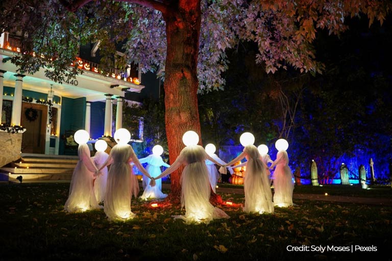 How to Create a Haunted House Experience at Your Halloween Party - elle ...